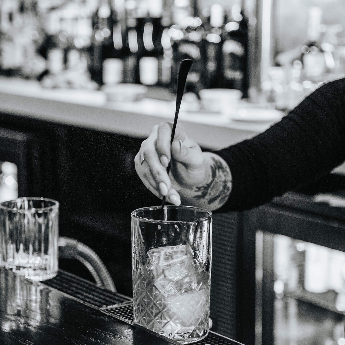 How to Stir a Cocktail: A Comprehensive Guide to Mixology